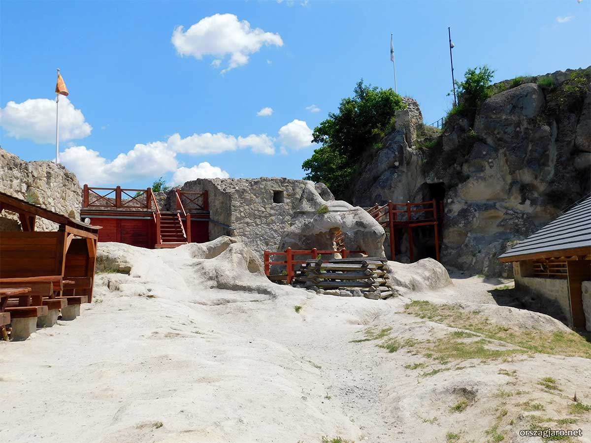 A Siroki vár a Bükk és a Mátra határában található a 294 magasan