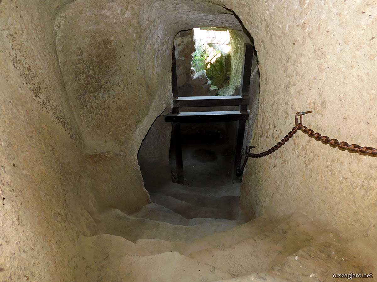 A Siroki vár a Bükk és a Mátra határában található a 294 magasan