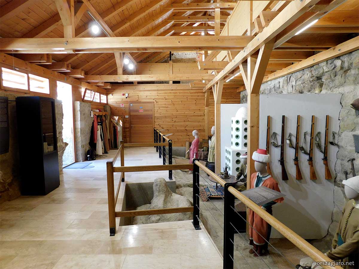 A Siroki vár a Bükk és a Mátra határában található a 294 magasan