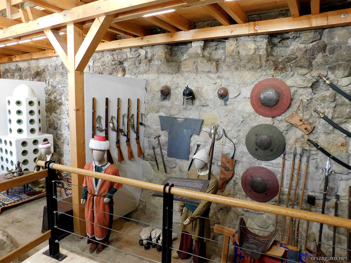 A Siroki vár a Bükk és a Mátra határában található a 294 magasan